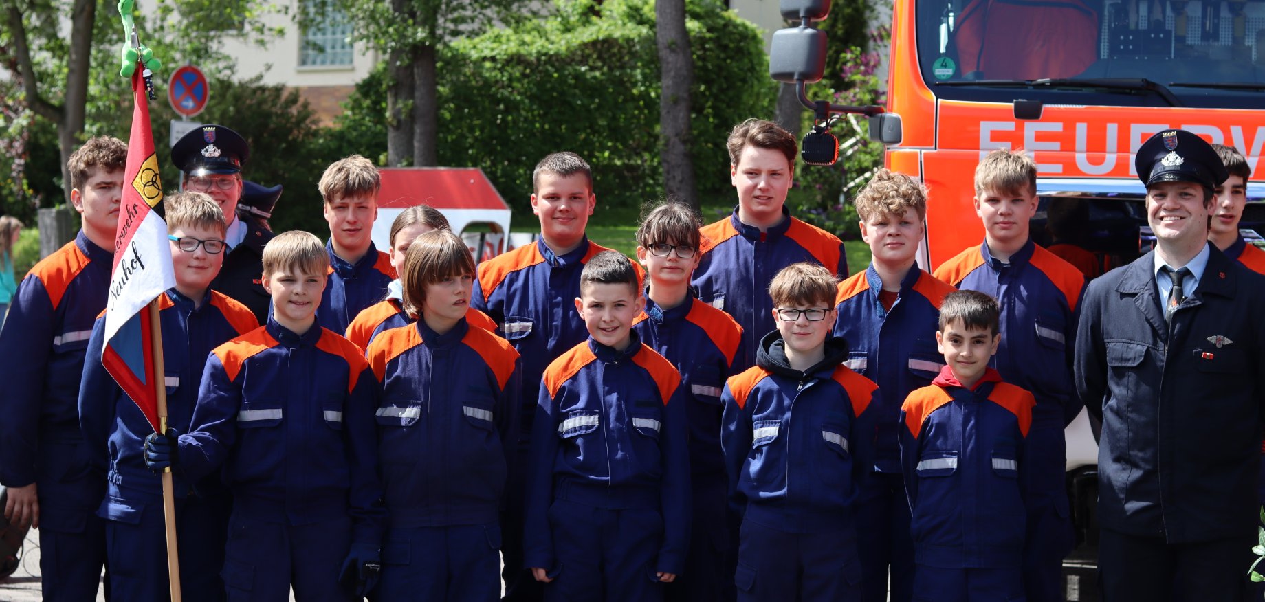 Feuerwehr Neuhof feiert Jubiläum und weiht neuen Einsatzleitwagen ein ...